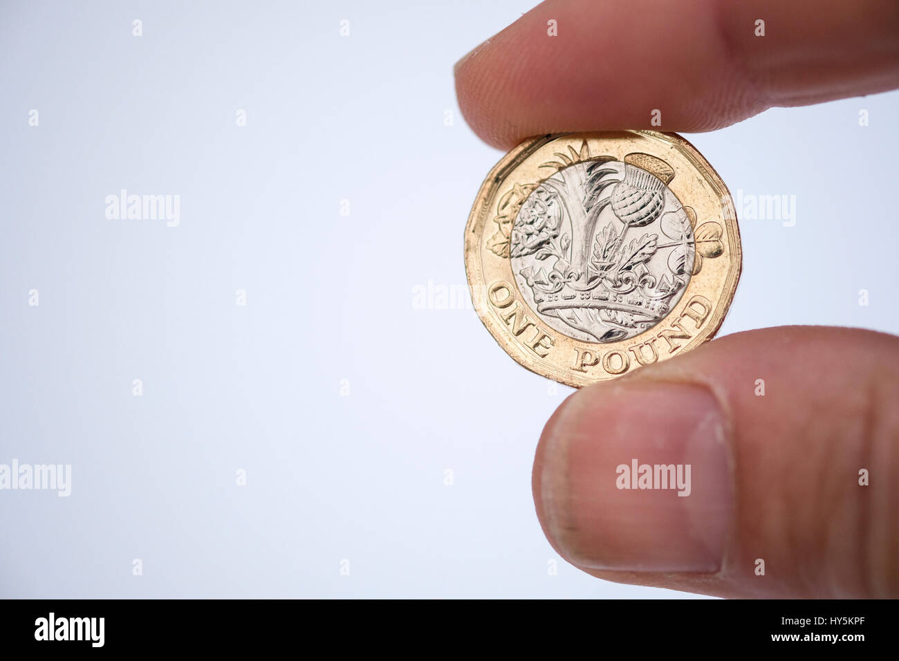 finger and thumb holding a single pound coin Stock Photo - Alamy