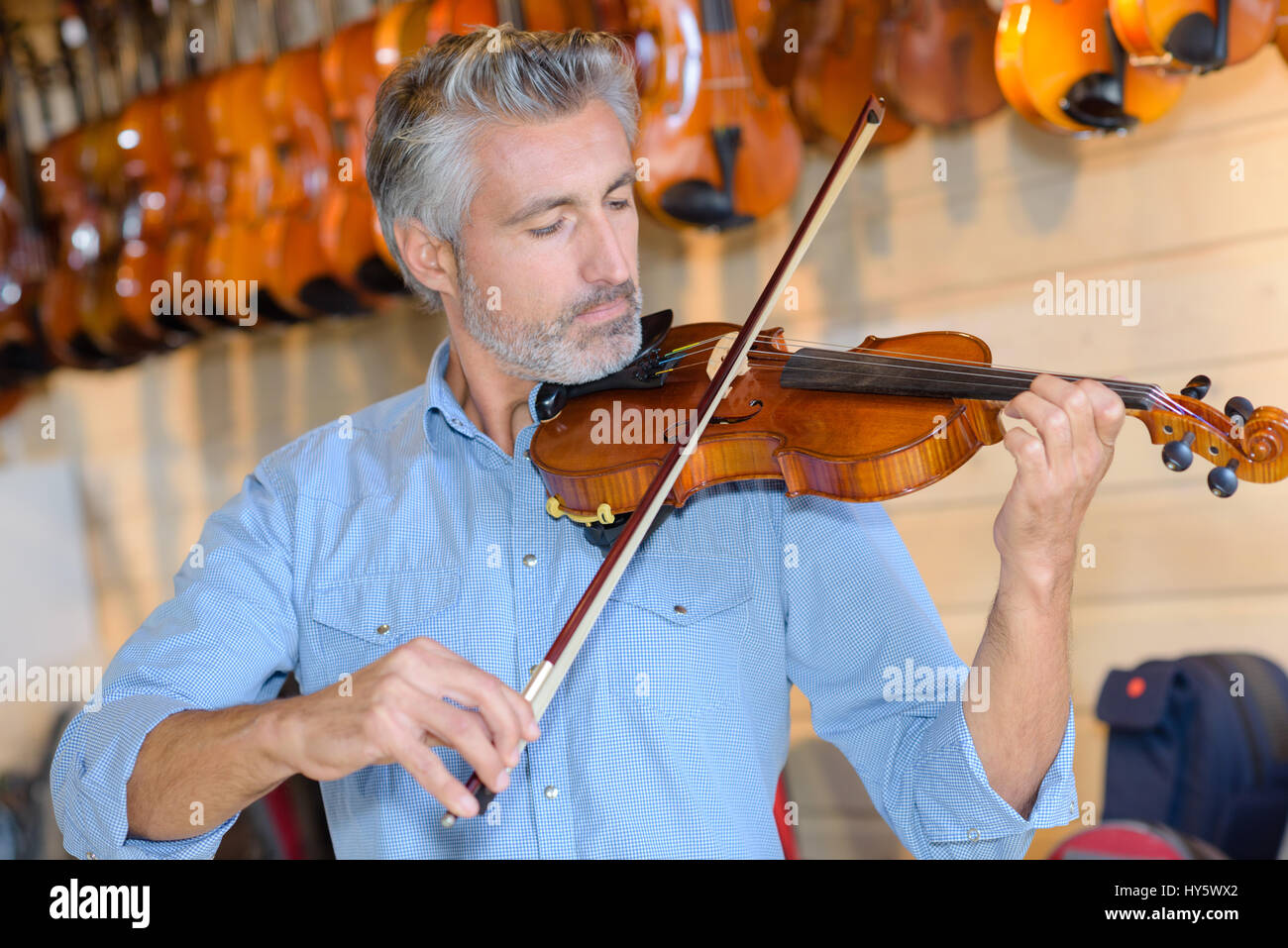 tuning the violin Stock Photo - Alamy