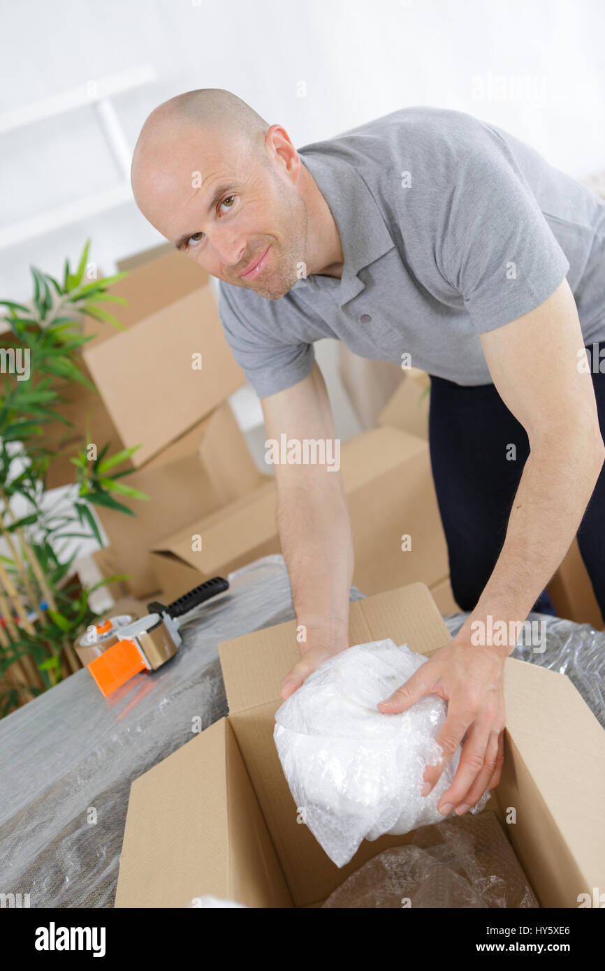 people moving house man packing cartons Stock Photo - Alamy