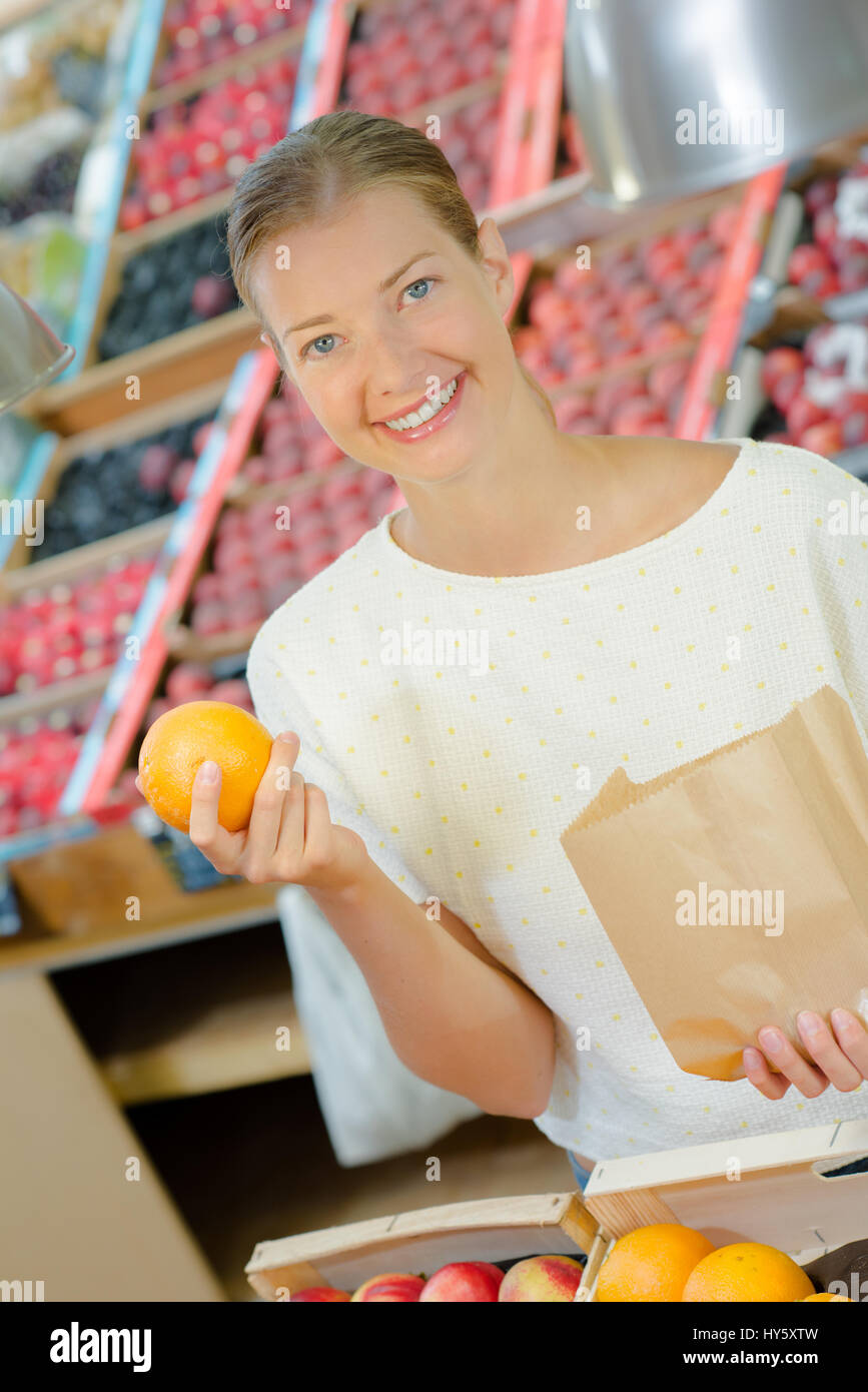 Buying oranges hi-res stock photography and images - Alamy