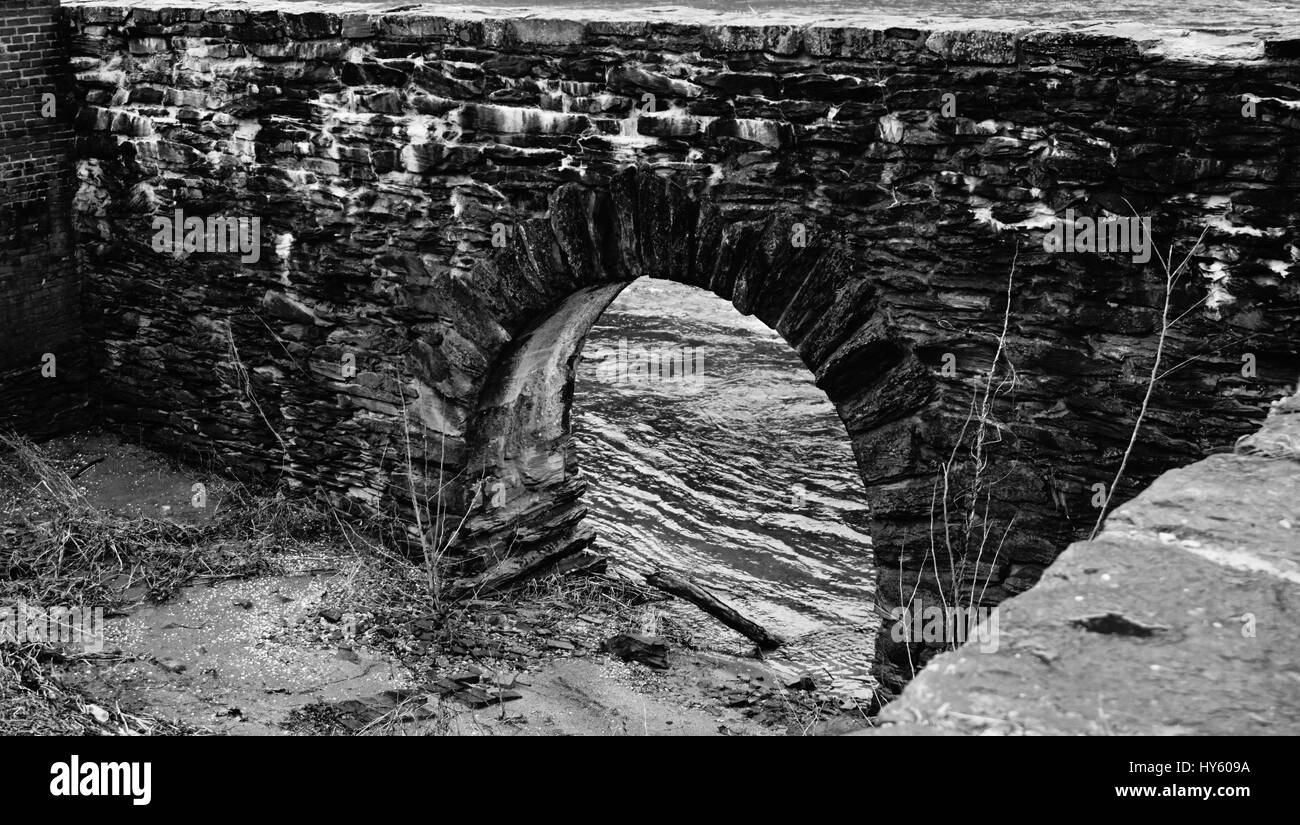 Crumbling stone arch hi-res stock photography and images - Alamy