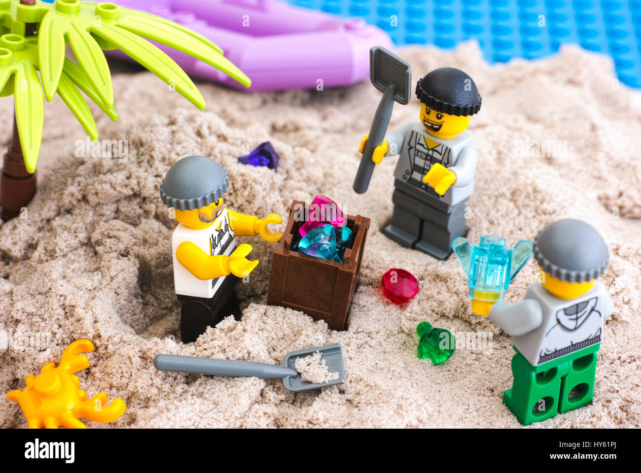 Box with sand hi-res stock photography and images - Alamy