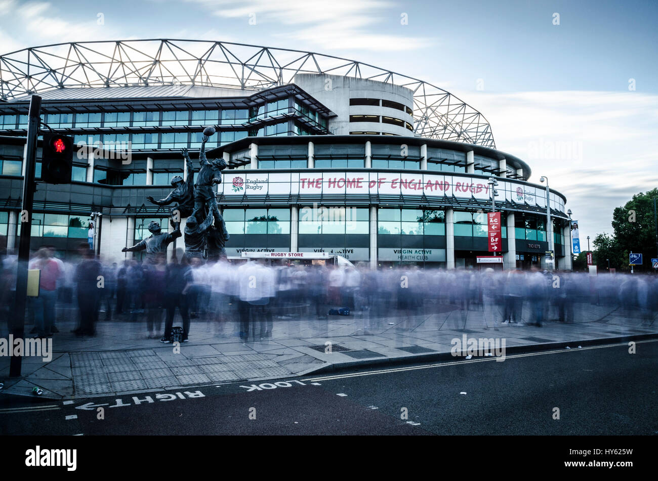 Twickenham stadium crowd hi-res stock photography and images - Alamy