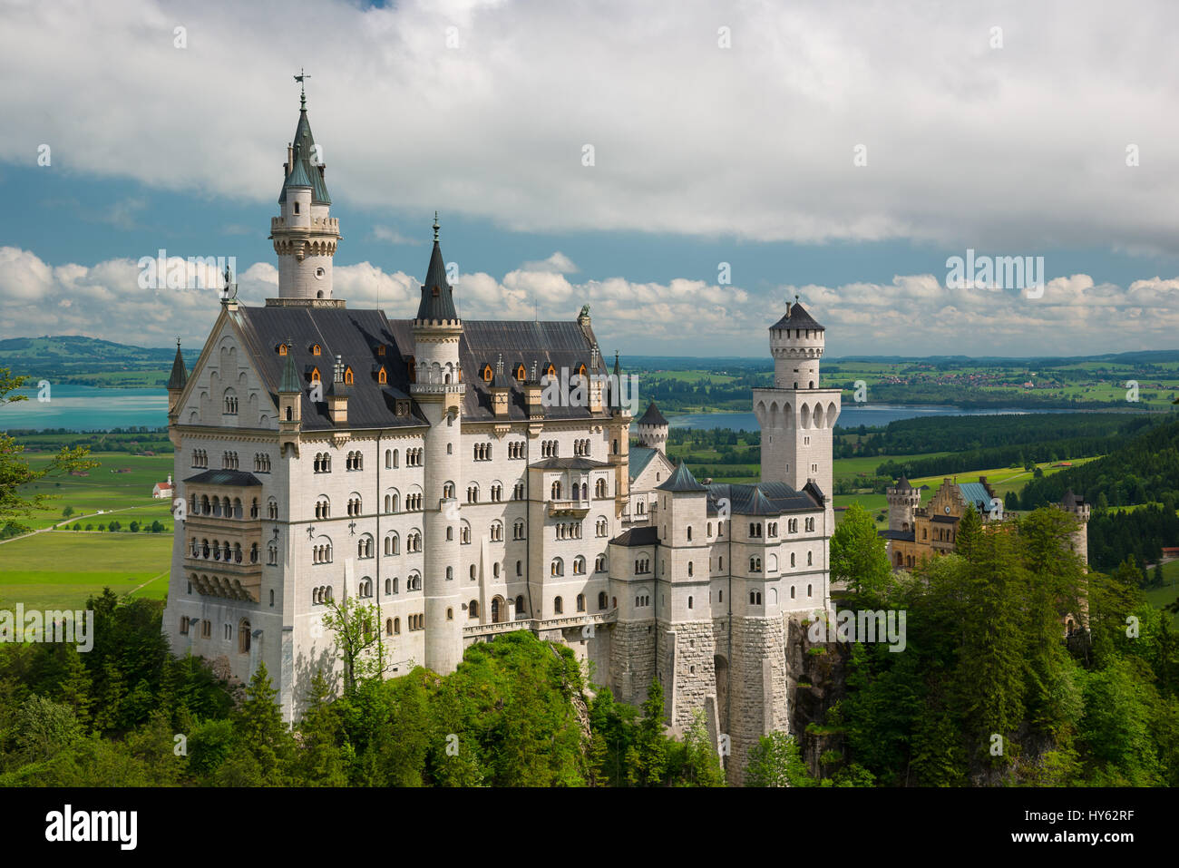 Picturesque nature landscape with Neuschwanstein Castle. Bavaria ...