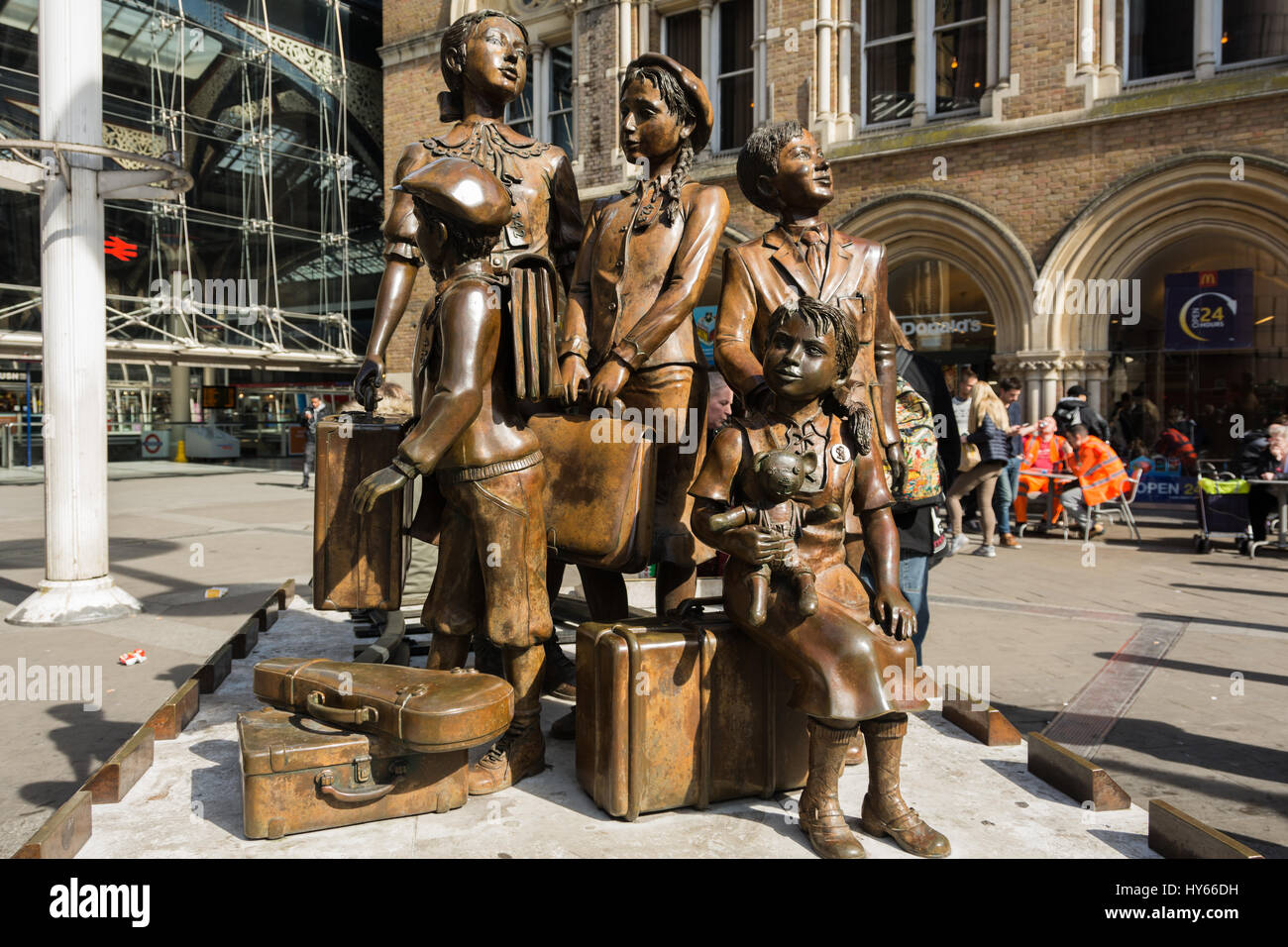 Frank Meisler's Jewish children's Kinder Transport memorial outside ...