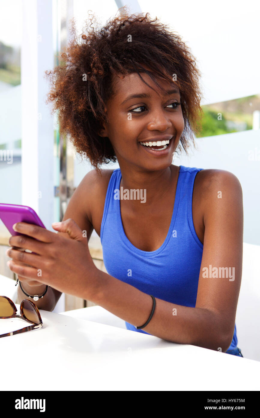 Portrait of a smiling black woman using cell phone Stock Photo - Alamy