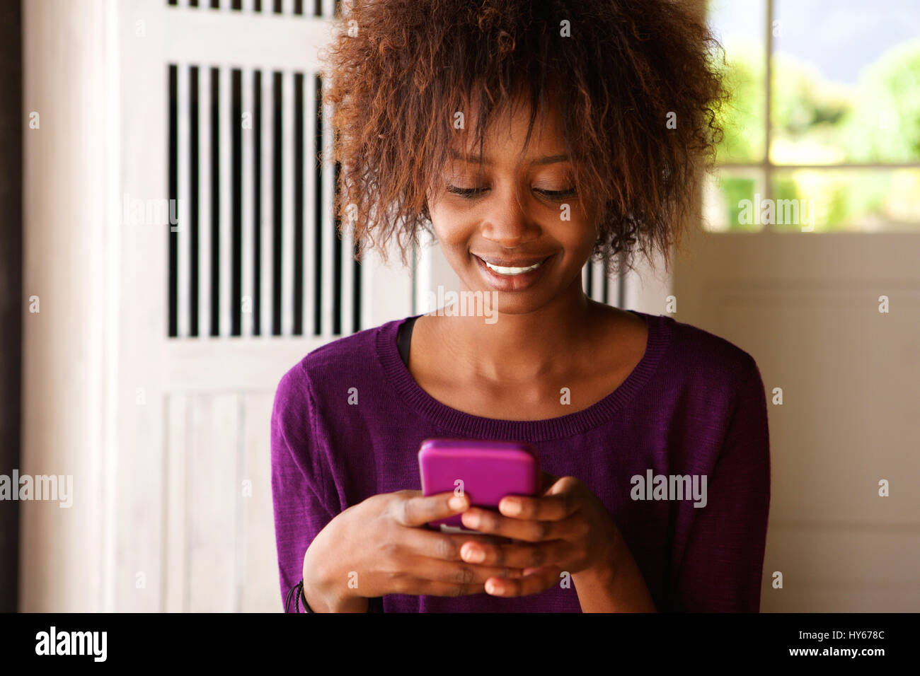 African woman with cell phone hi-res stock photography and images - Alamy