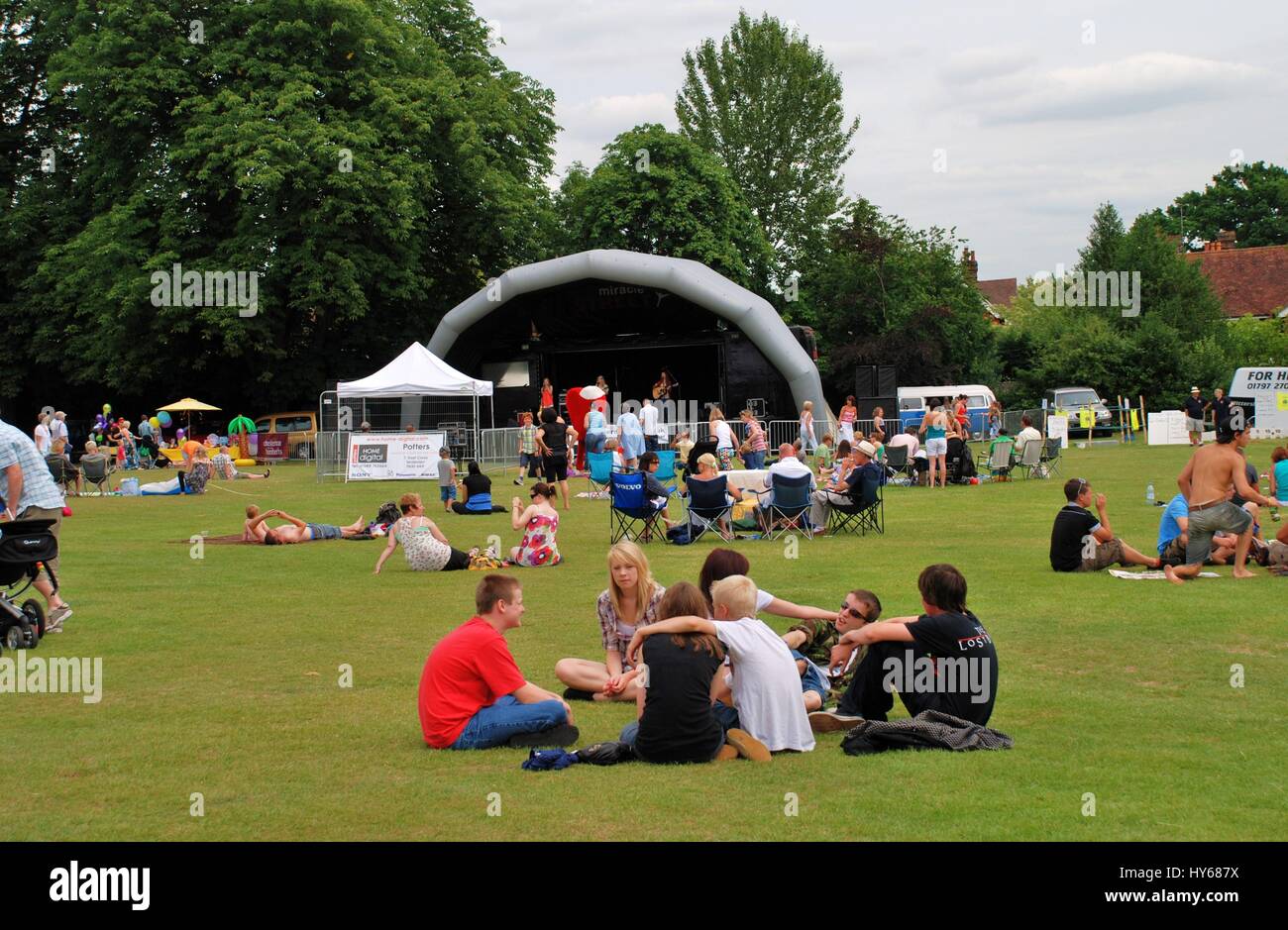 Concert on grass hi-res stock photography and images - Alamy