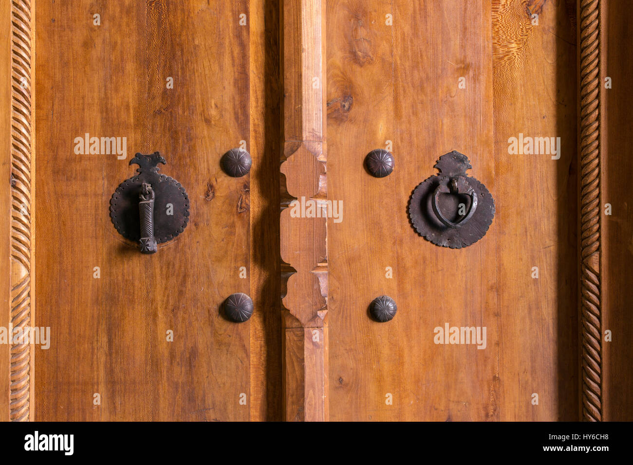 Traditional door of an old house in Kashan, Iran Stock Photo - Alamy