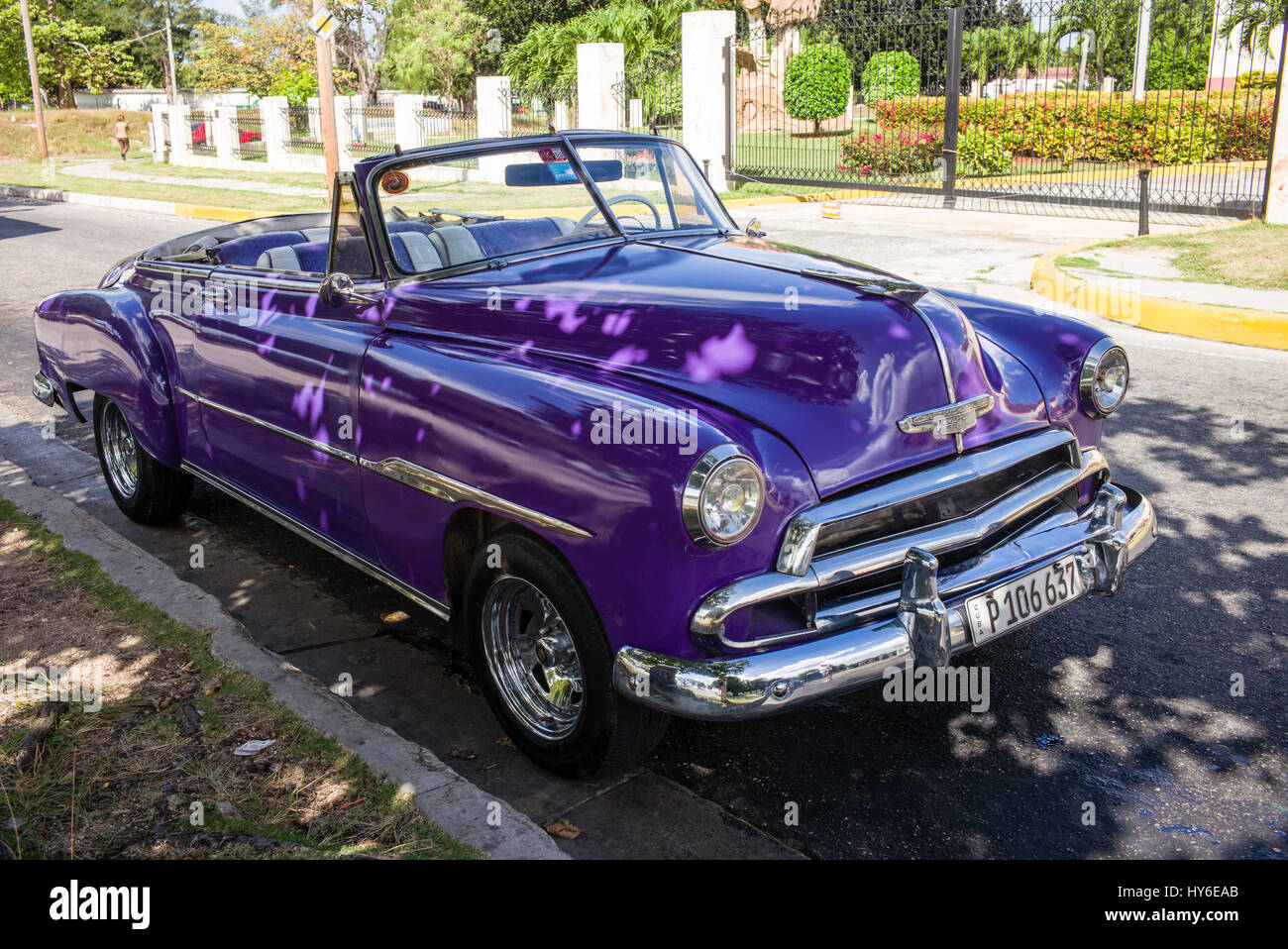 Classic Chevrolet convertible in front of Che Guevara's house Stock ...
