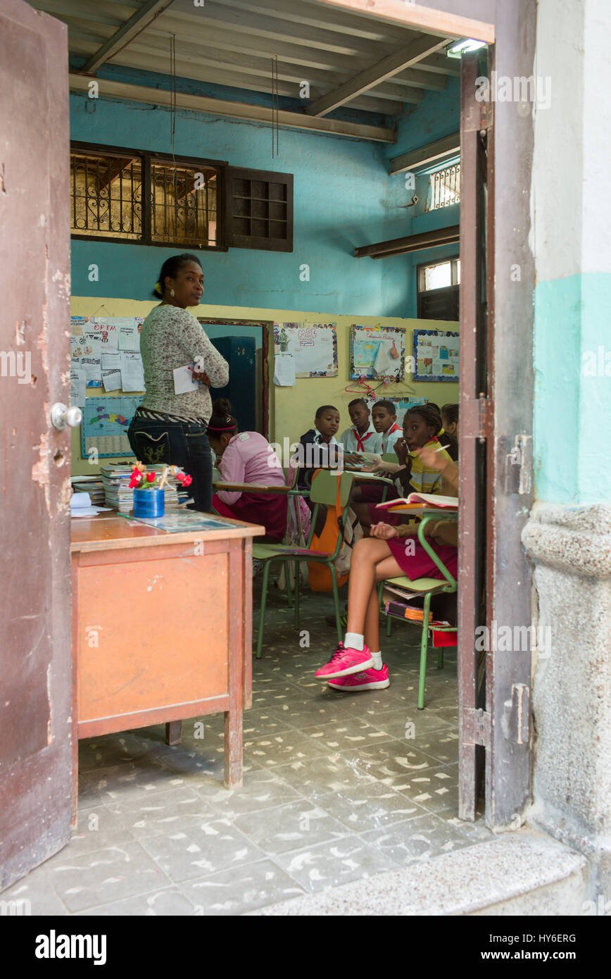 Cuba school children in classroom hi-res stock photography and images ...