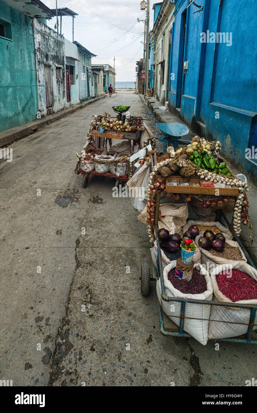 Cuban street markets hi-res stock photography and images - Alamy
