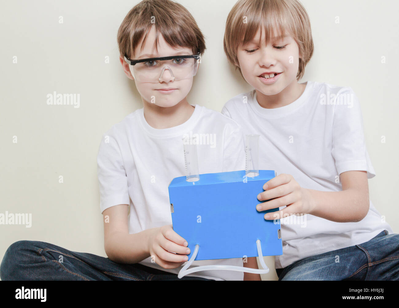 Little scientists preparing to make science experiments. Education ...