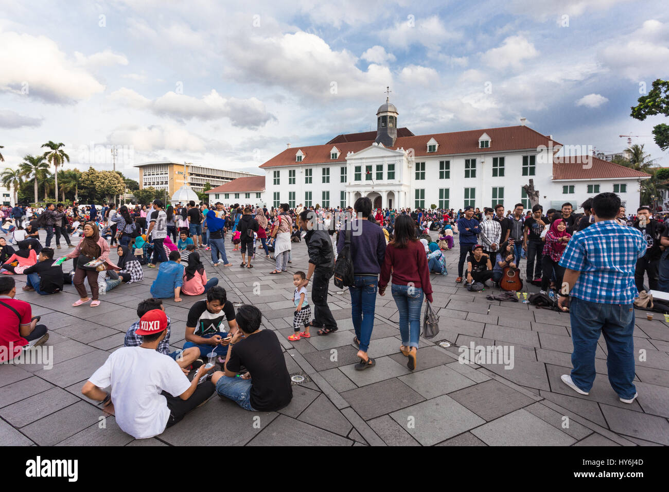 Large crowd of people sitting hi-res stock photography and images - Alamy