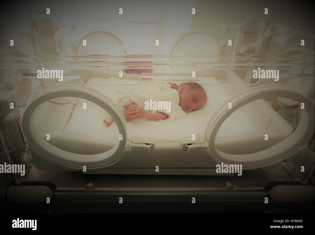 New born baby hospital incubator hi-res stock photography and images ...