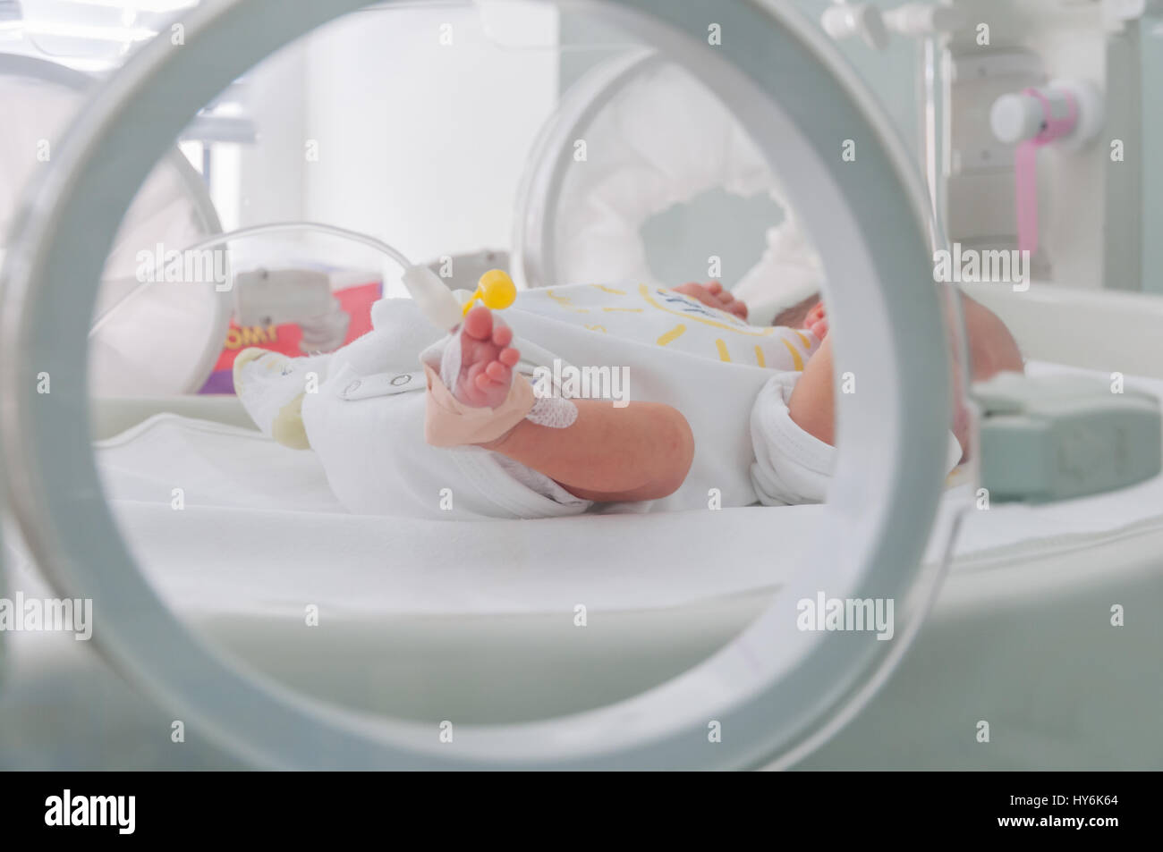 Premature baby incubator hi-res stock photography and images - Alamy