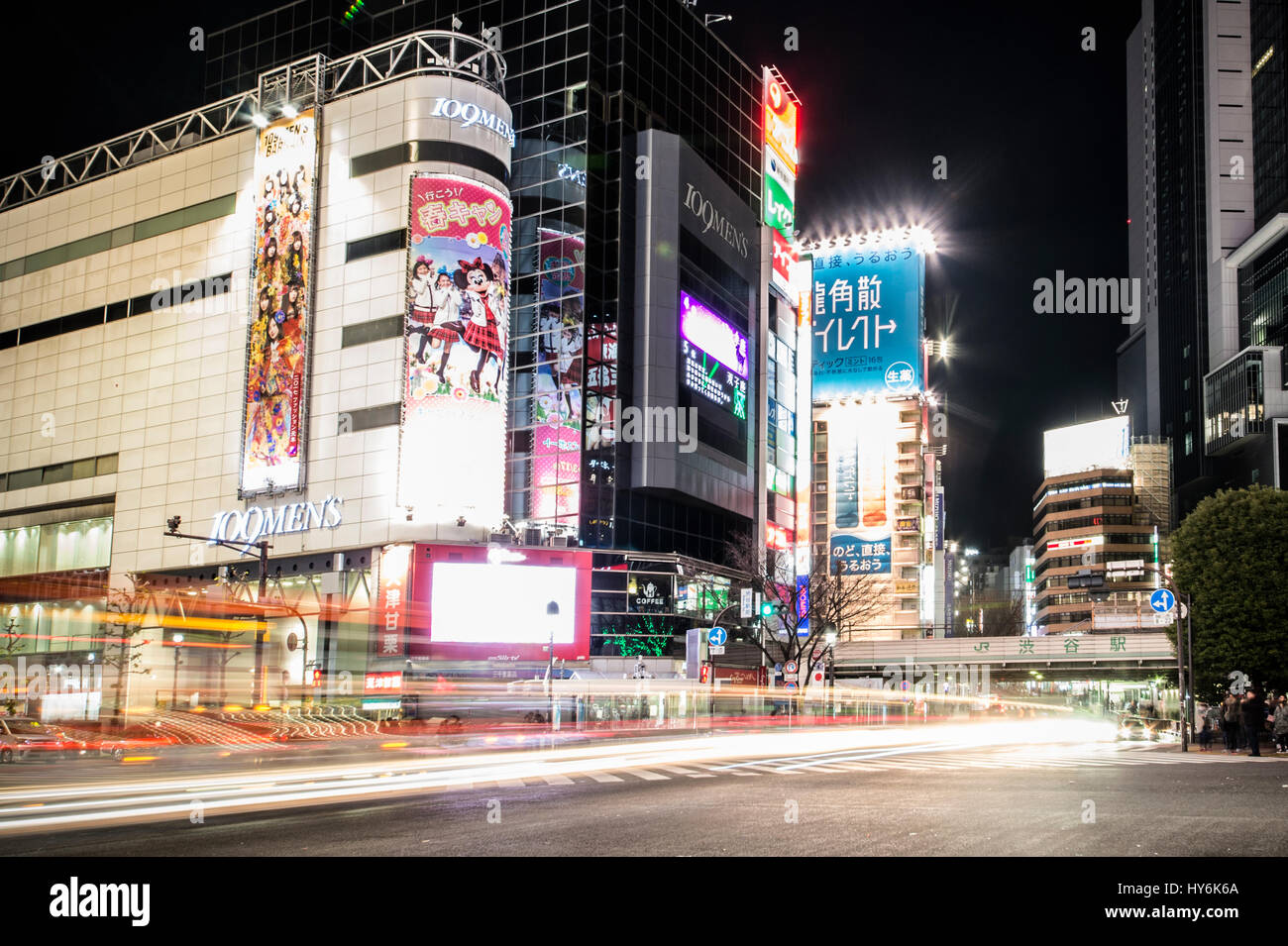 Tokyo traffic light trails hi-res stock photography and images - Alamy