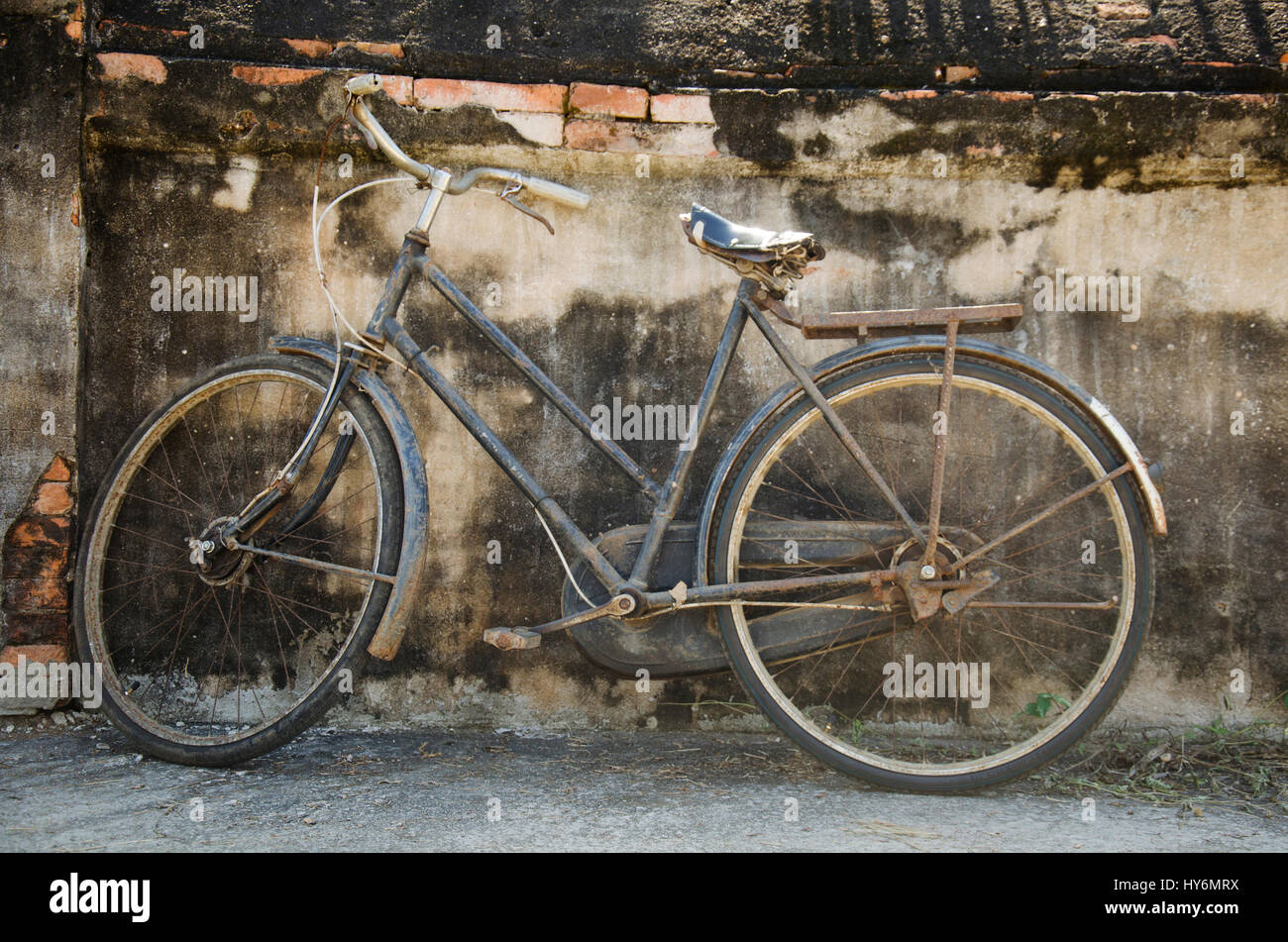 Vintage old classic bicycle against stop at the wall of Wat Phra that ...