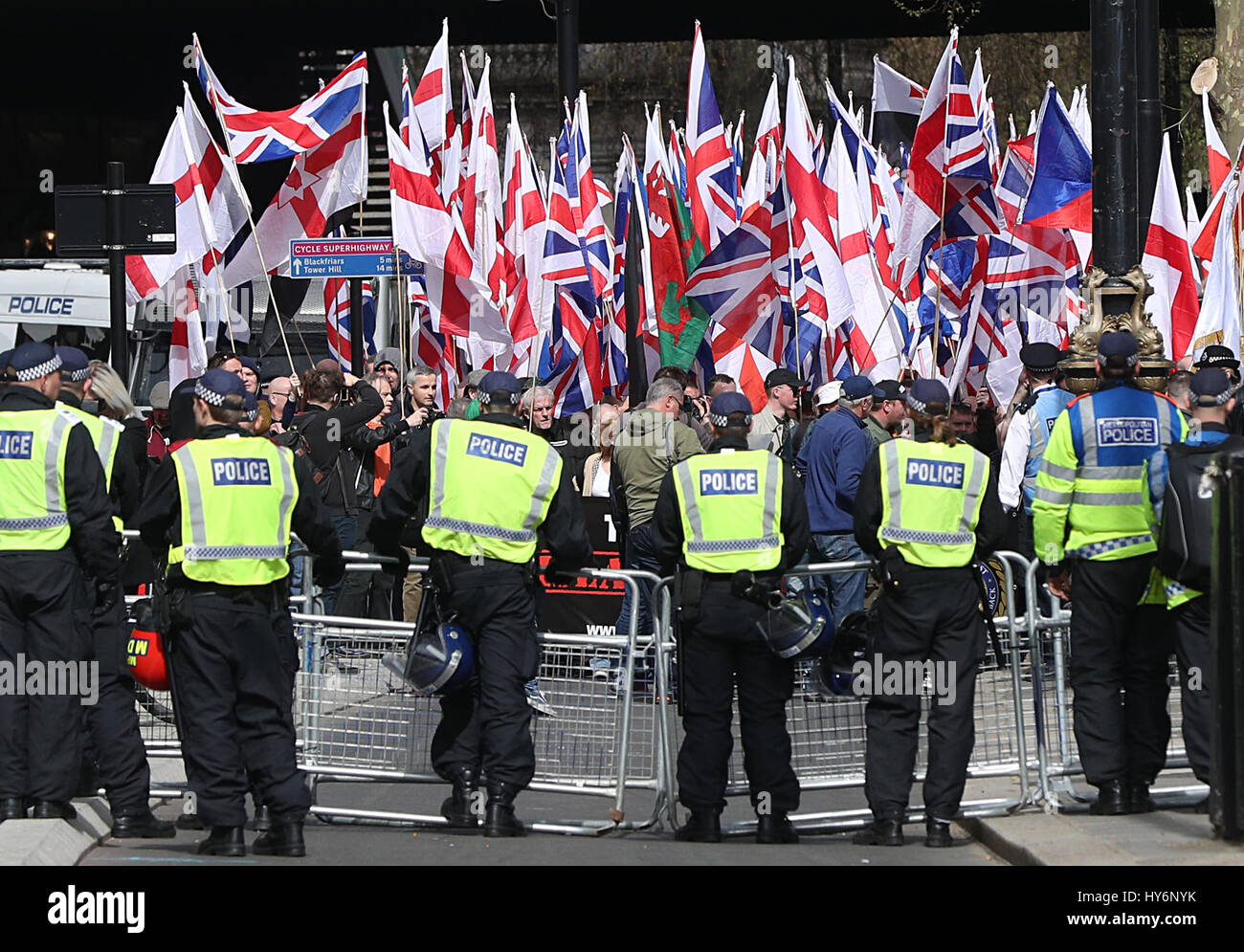 Police officers in front of Britain First and EDL (English Defence ...