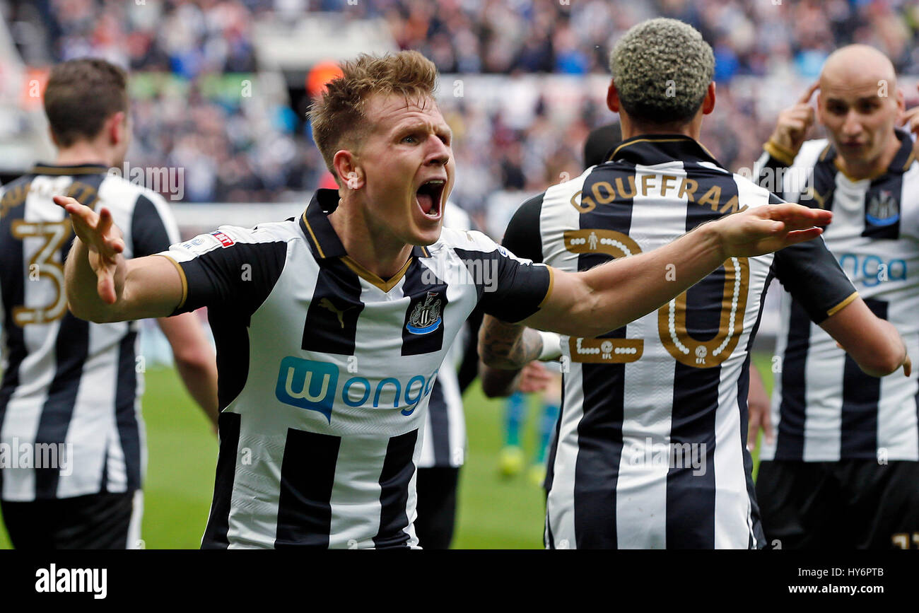 Newcastle United's Matt Ritchie celebrates scoring his sides second ...