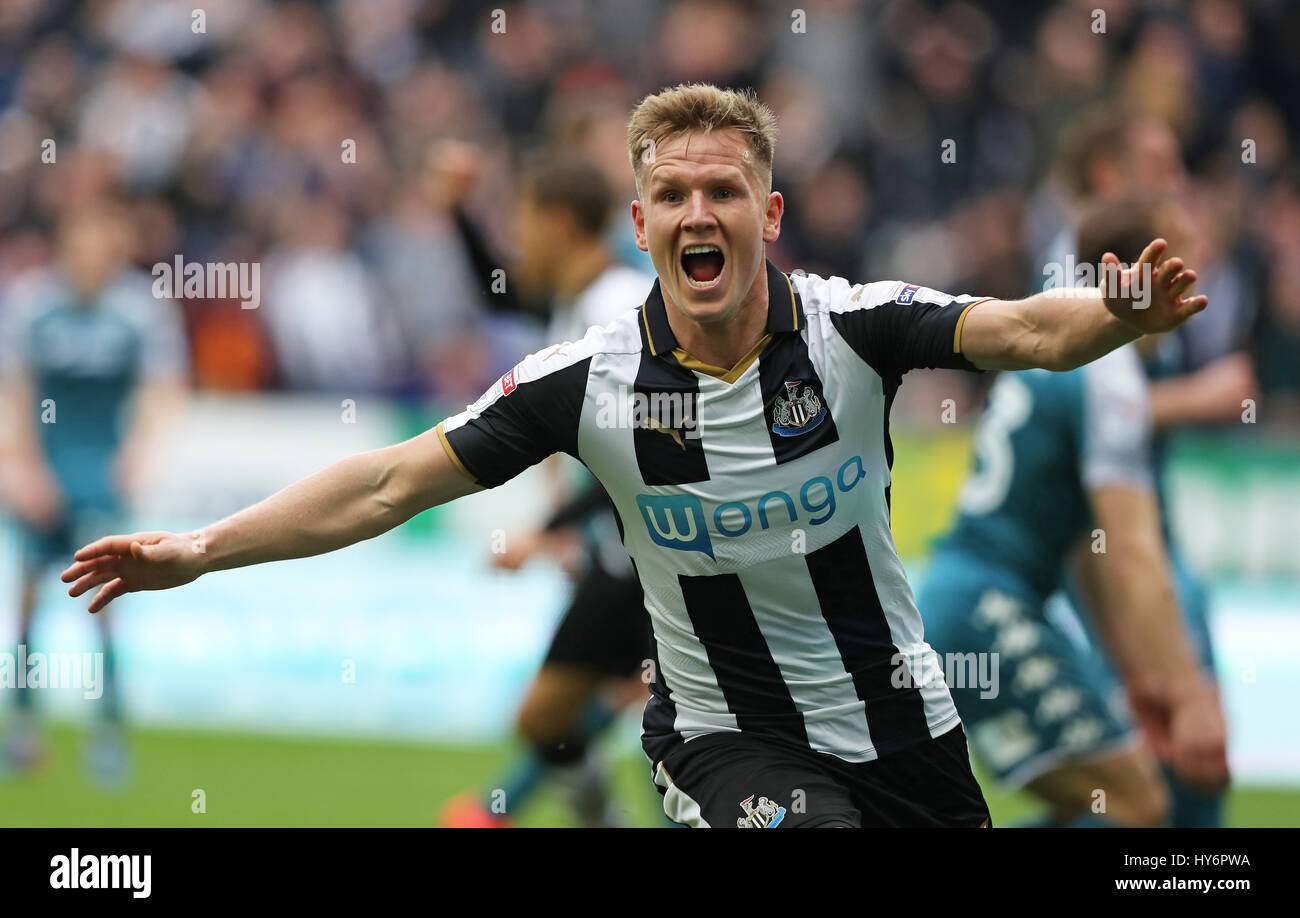 Newcastle United's Matt Ritchie celebrates scoring his sides second ...