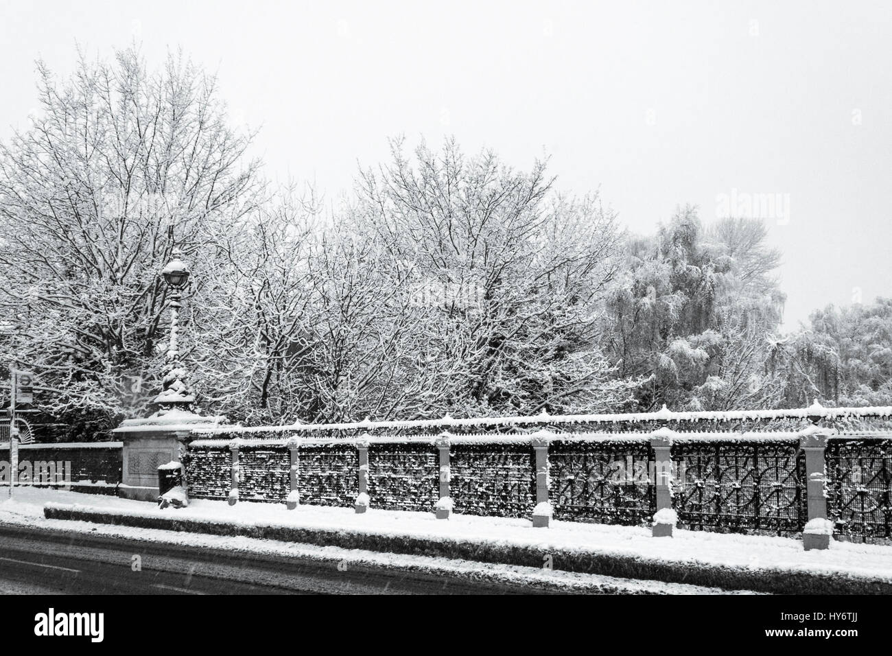 Snow on the Victorian Archway Bridge, built in 1897 to replace the ...