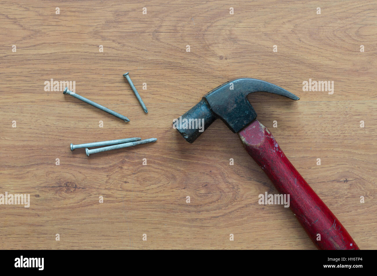 Hammer and nails on wood table Stock Photo - Alamy