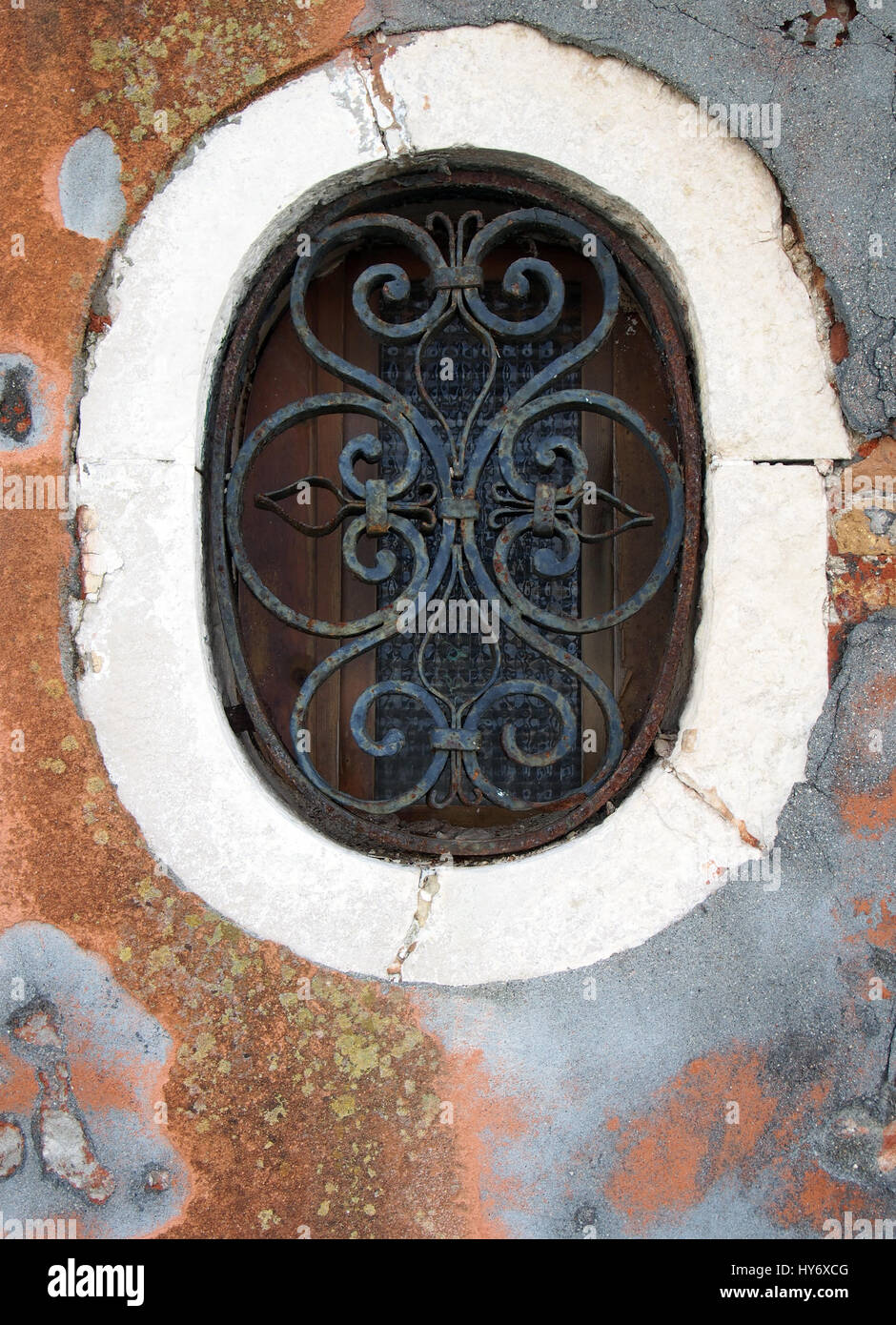 Round window in brick wall hi-res stock photography and images - Alamy