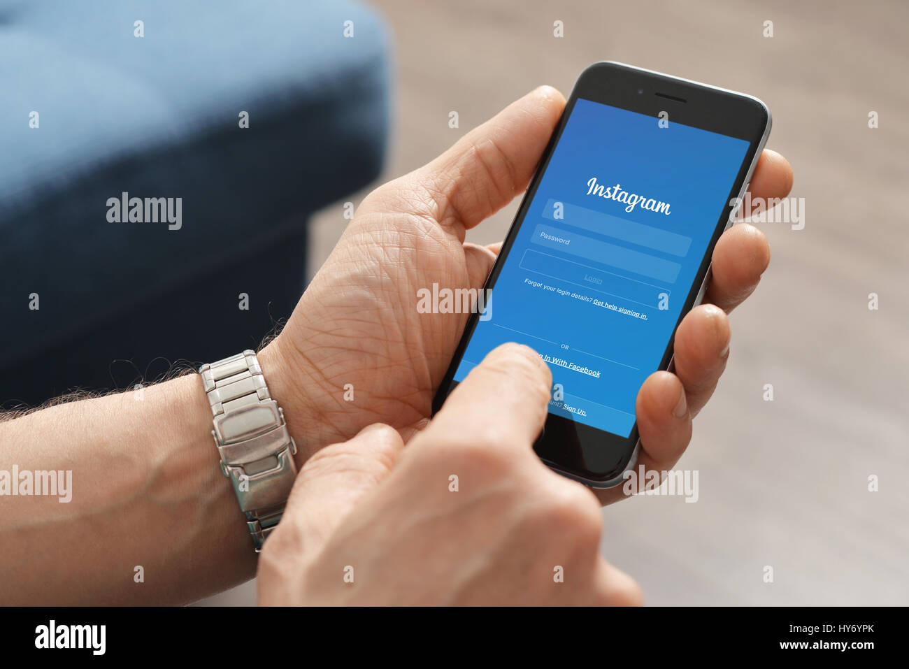 Using instagram on iphone hi-res stock photography and images - Alamy