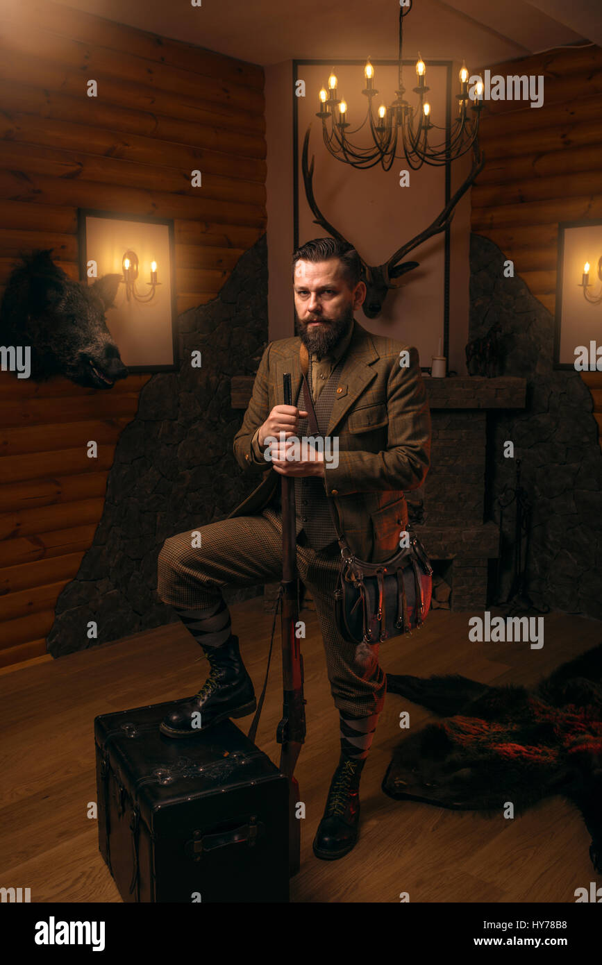 Hunter man with old gun in vintage traditional hunting clothing ...