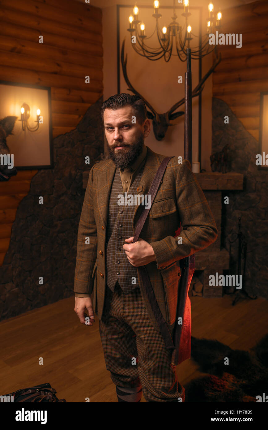 Hunter man with old gun in vintage traditional hunting clothing ...