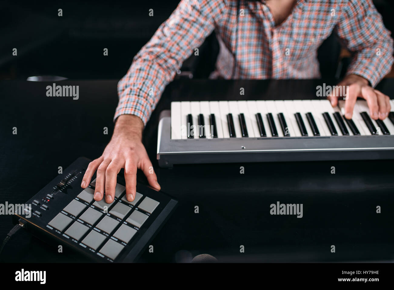 Hands male audio engineer hi-res stock photography and images - Alamy