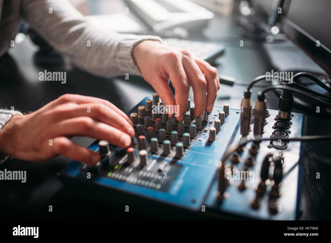 Hands male audio engineer hi-res stock photography and images - Alamy