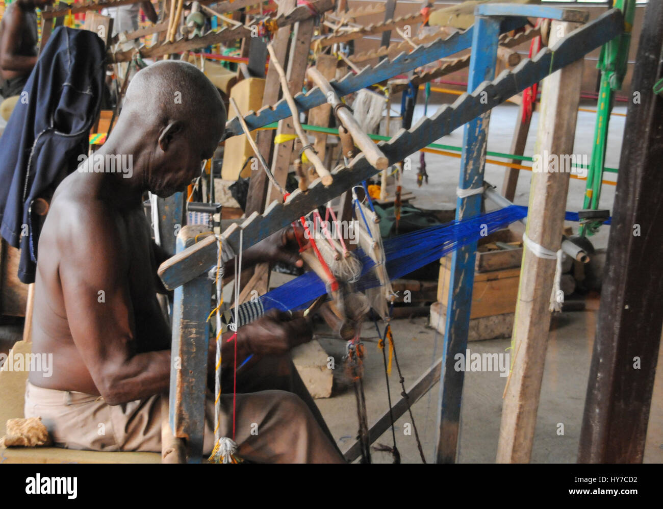 A man doing Kente Cloth Stock Photo - Alamy