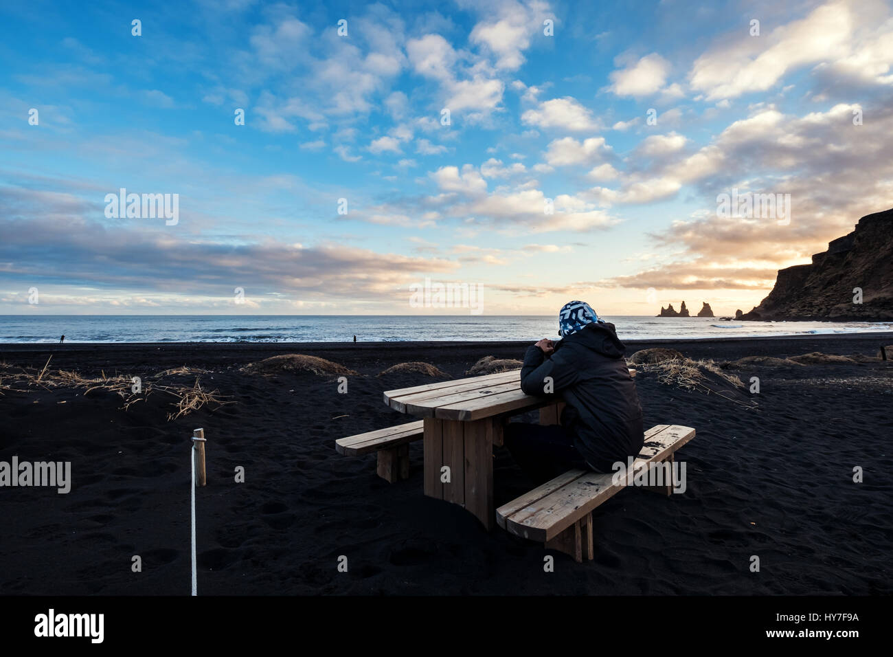 Man sitting on bench at sunset hi-res stock photography and images - Alamy