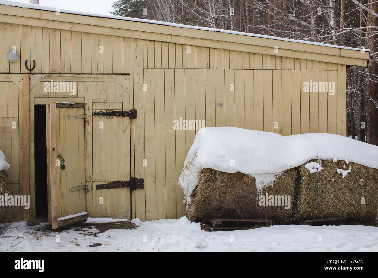 Wooden hay barn hi-res stock photography and images - Alamy