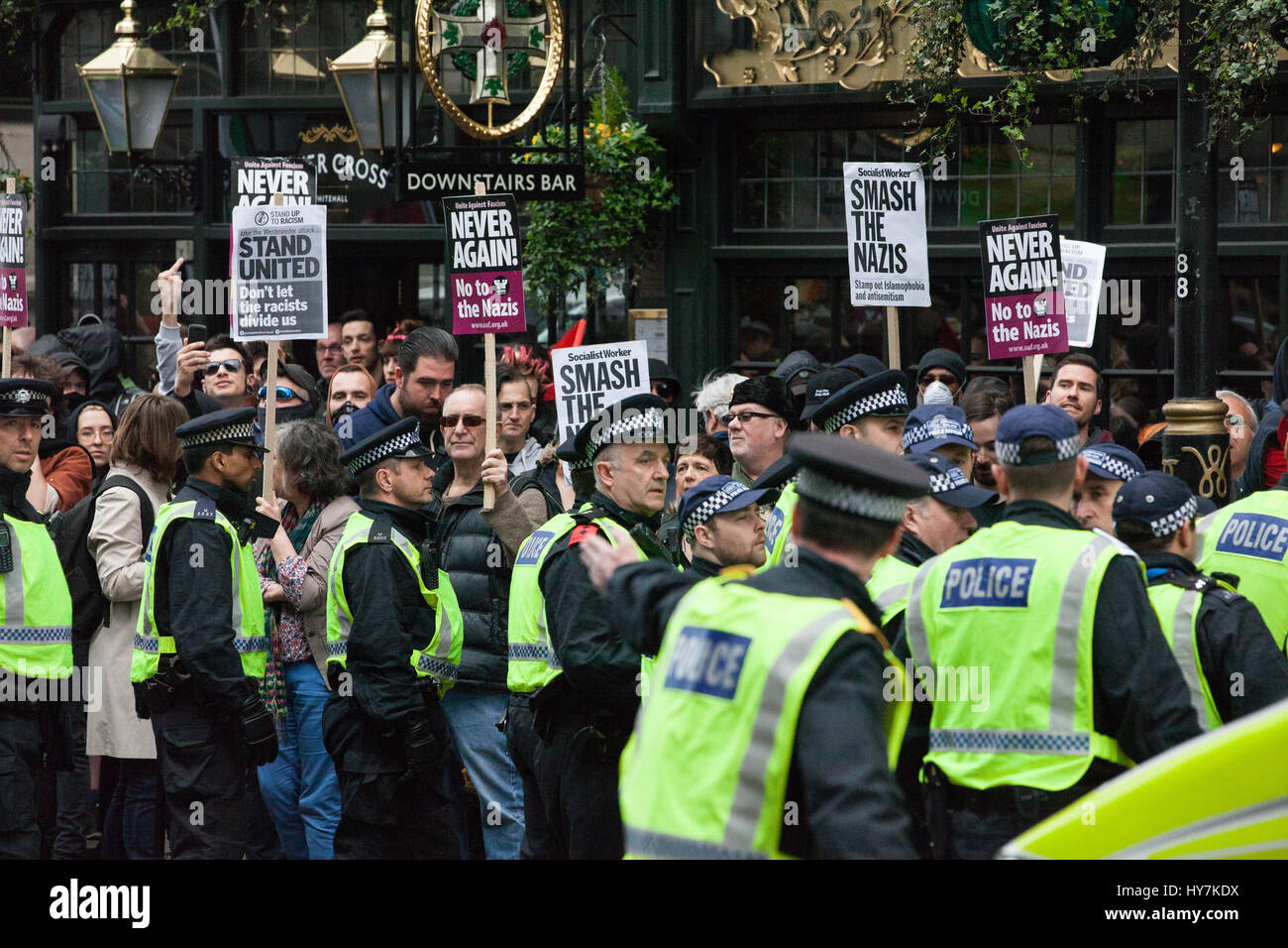 British police officers form hi-res stock photography and images - Alamy