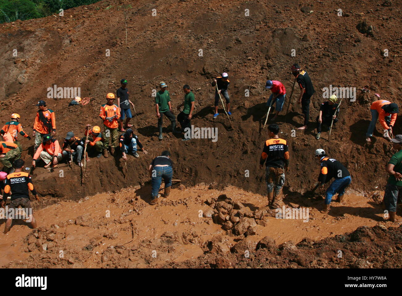 Ponorogo, Indonesia. 2nd Apr, 2017. Indonesian search and rescue teams ...