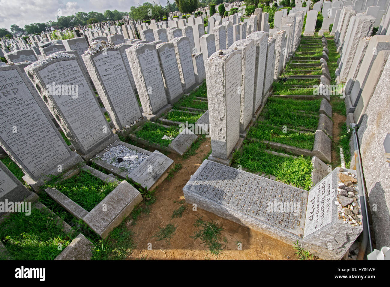 Pebbles on headstone hi-res stock photography and images - Alamy