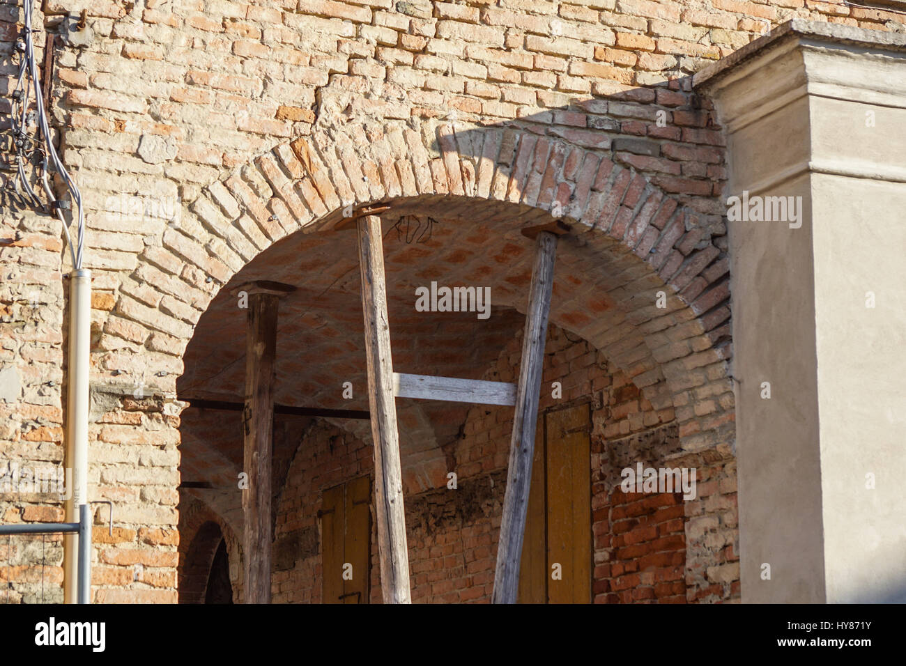 support under a brick arch under renovation Stock Photo - Alamy