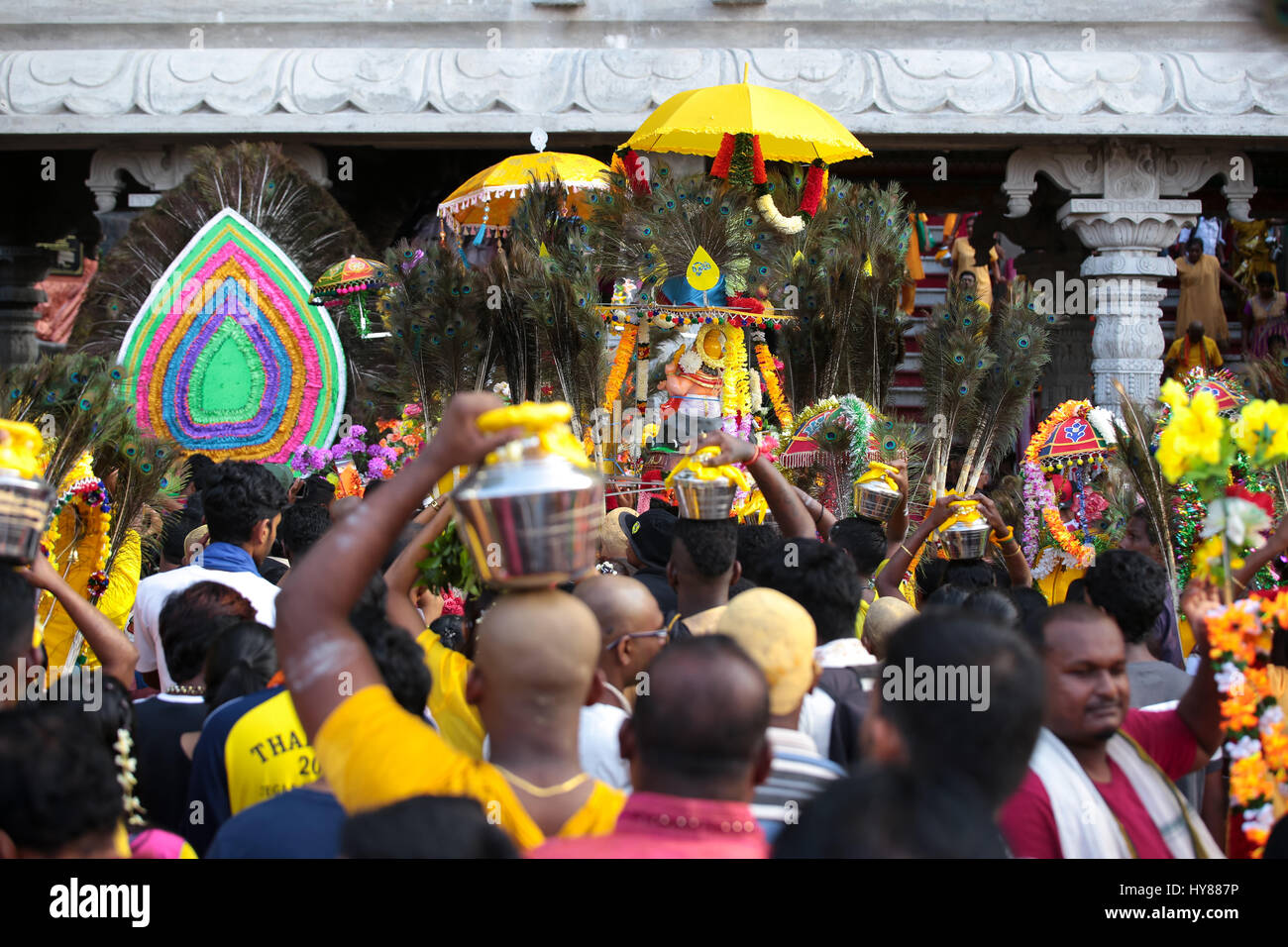 Thaipusam kavadi bearers and paal kudam bearers at the gateway of Batu ...