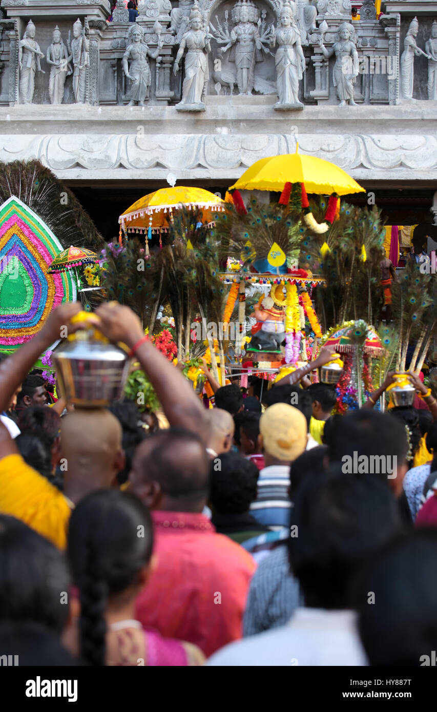 Thaipusam kavadi bearers and paal kudam bearers at the gateway of Batu ...