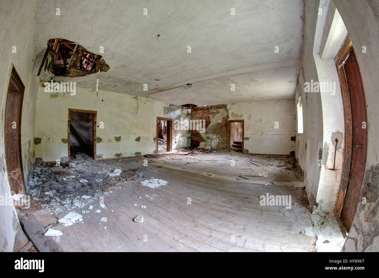 Derelict and crumbling ruins hi-res stock photography and images - Alamy