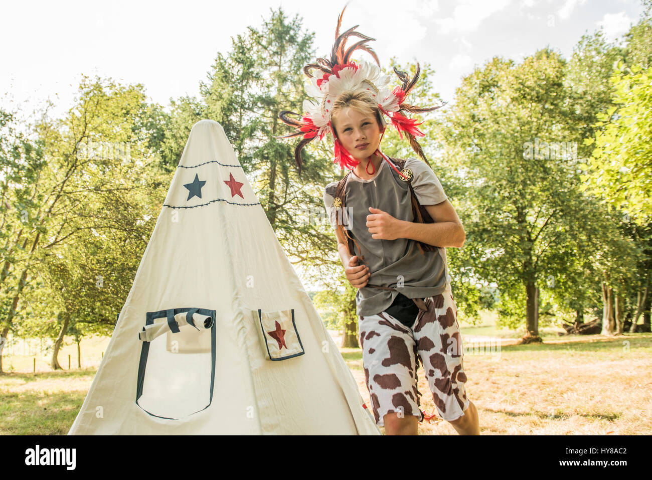 Children playing summer woods uk hi-res stock photography and images ...