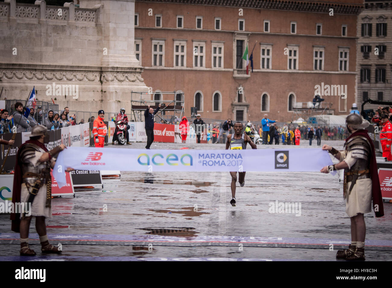 Rome, Italy. 02nd Apr, 2017. Rome April 02 2017; Runners participate in ...