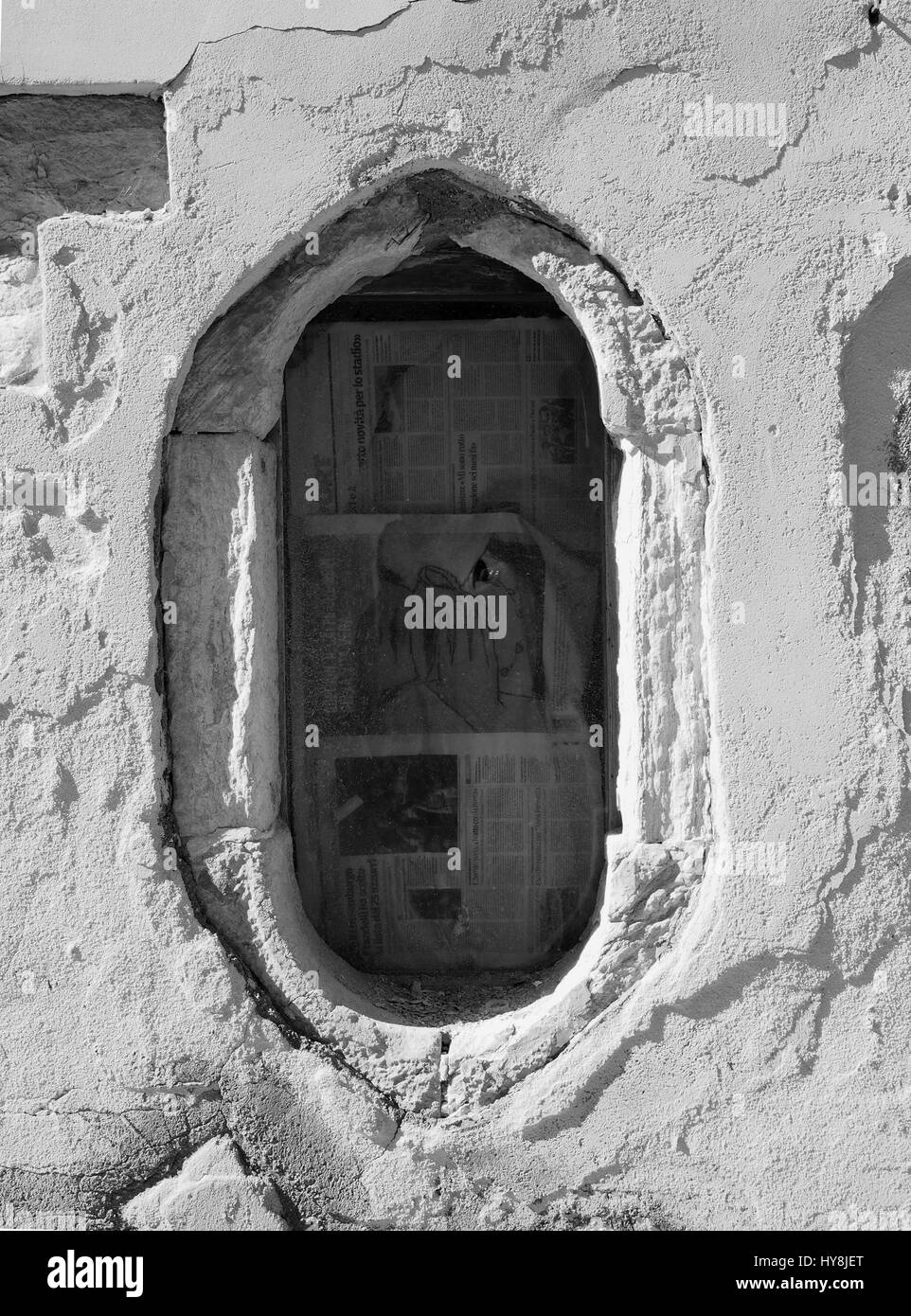 Round window in brick wall hi-res stock photography and images - Alamy