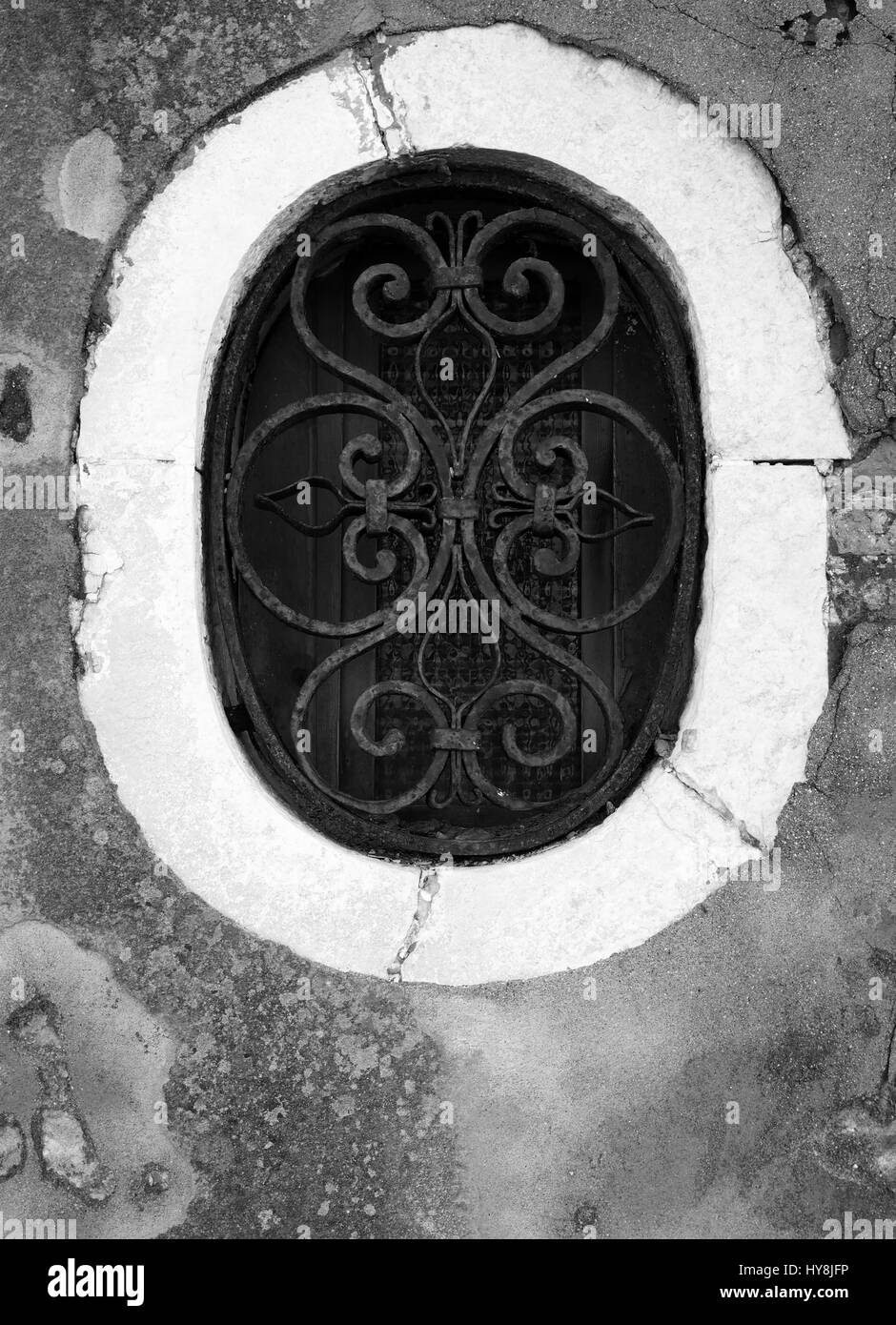 Round window in brick wall hi-res stock photography and images - Alamy