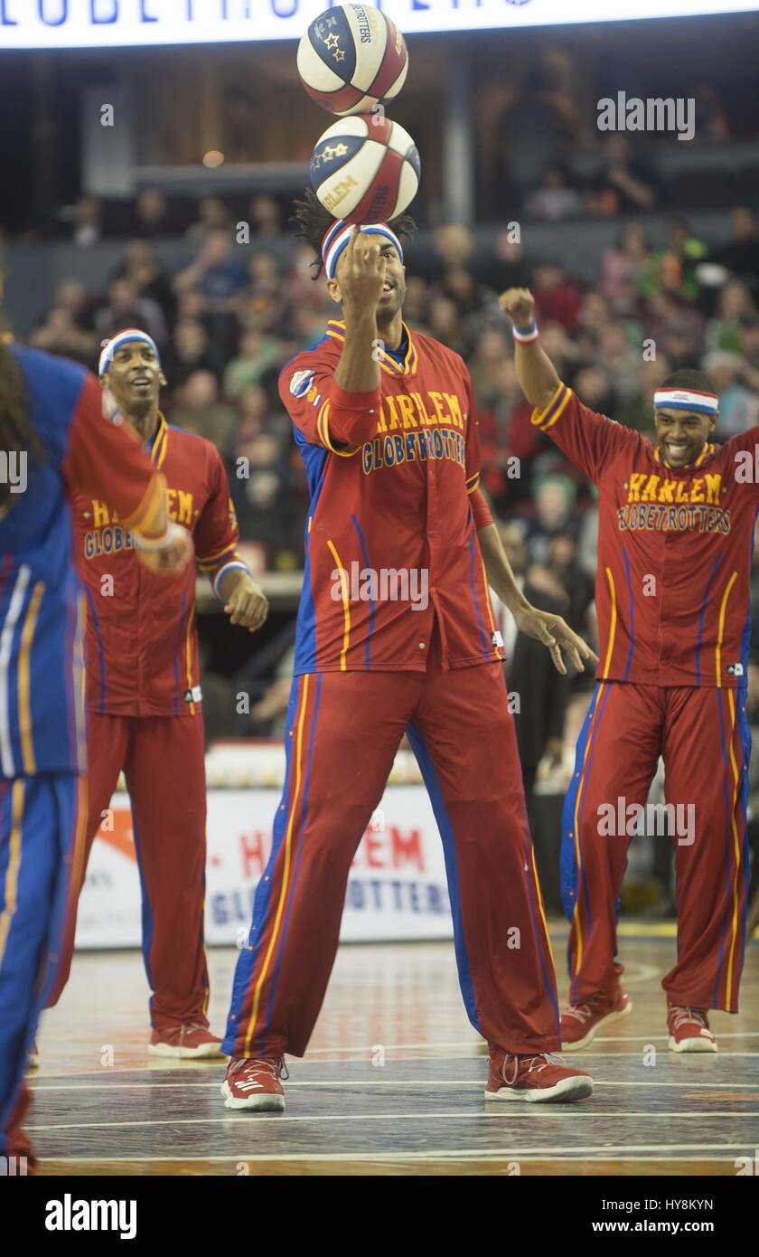 Harlem Globetrotters take on the World All-Stars Basketball team in ...