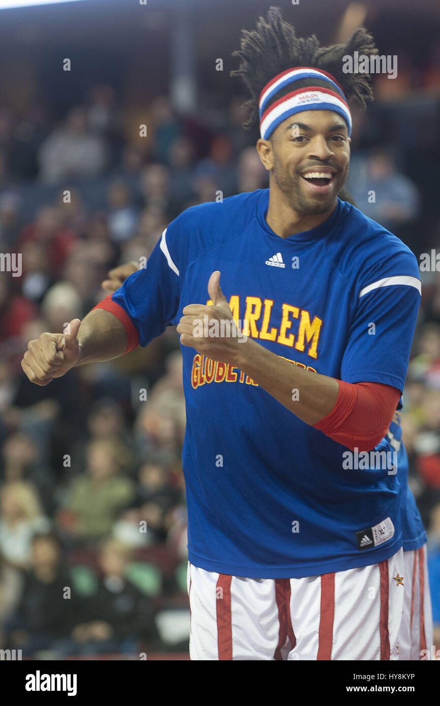 Harlem Globetrotters take on the World All-Stars Basketball team in ...