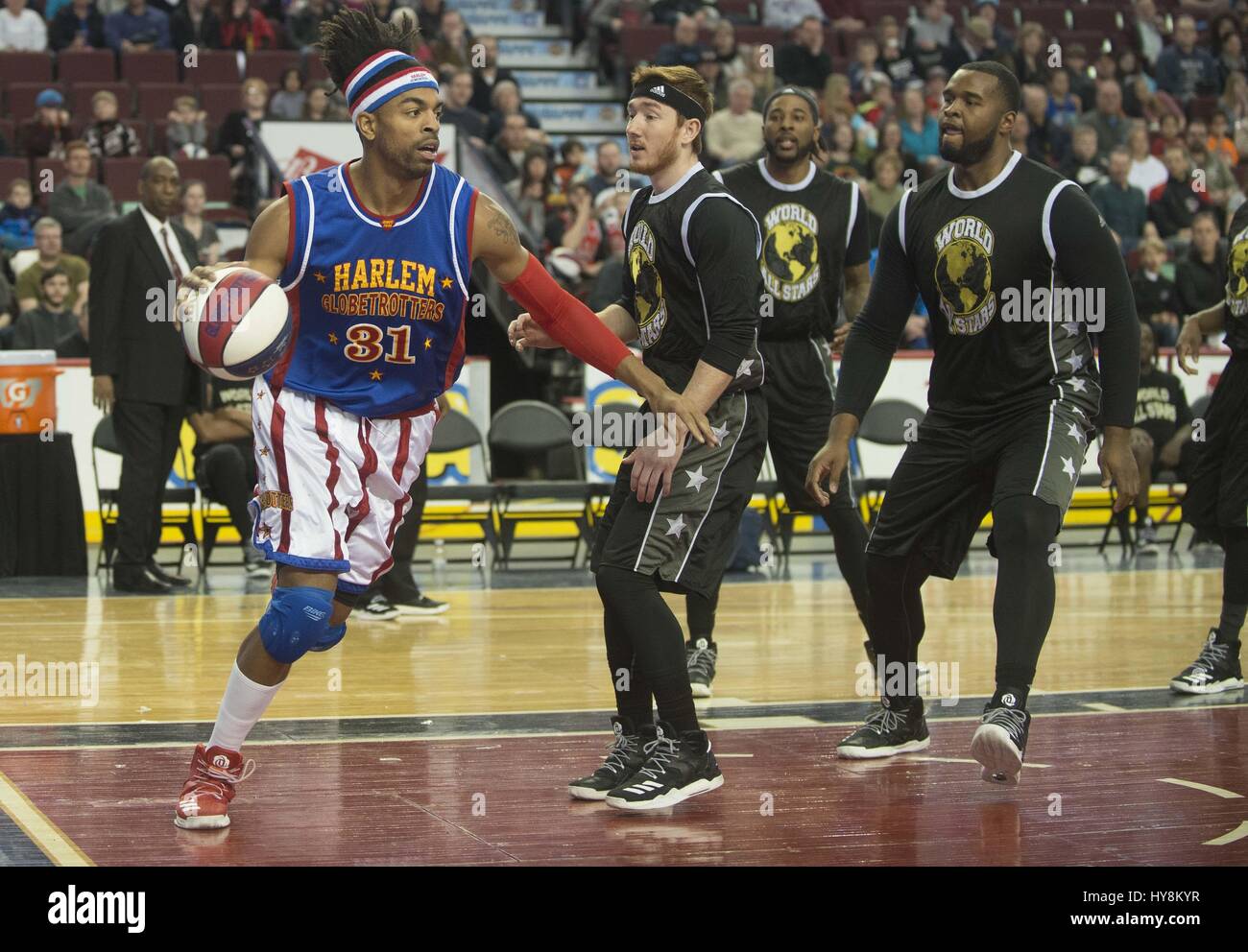 Harlem Globetrotters take on the World All-Stars Basketball team in ...
